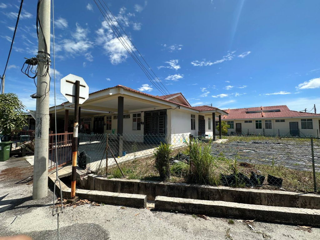 [ CORNER LOT WITH RENOVATED TABLE TOP ] Teres Setingkat Bukit Rangin ...